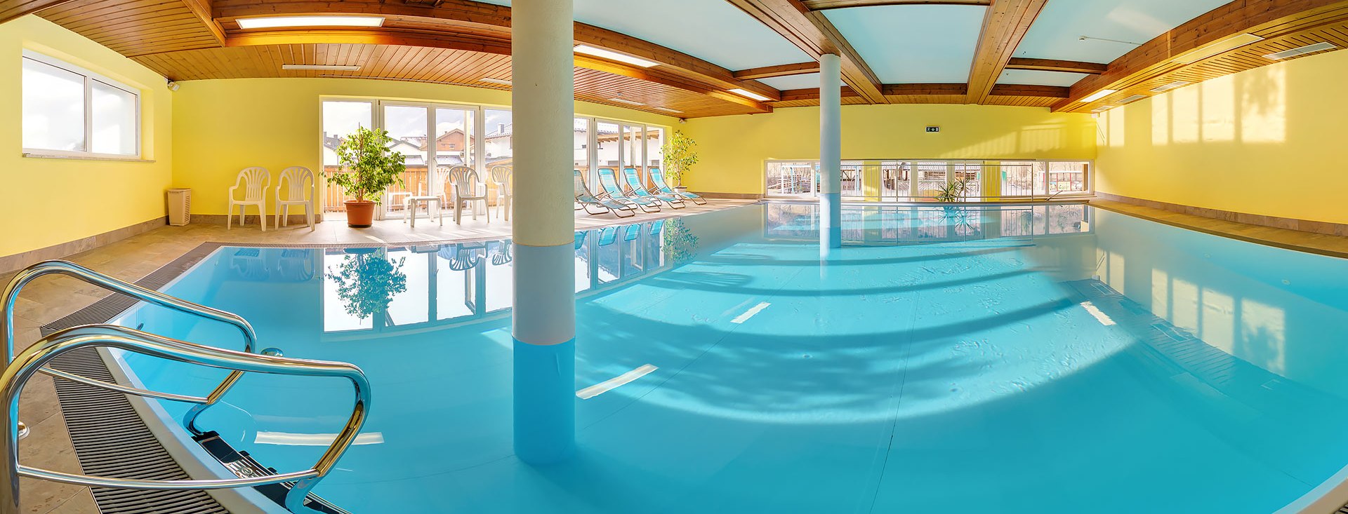 Hallenbad und Wellnessbereich